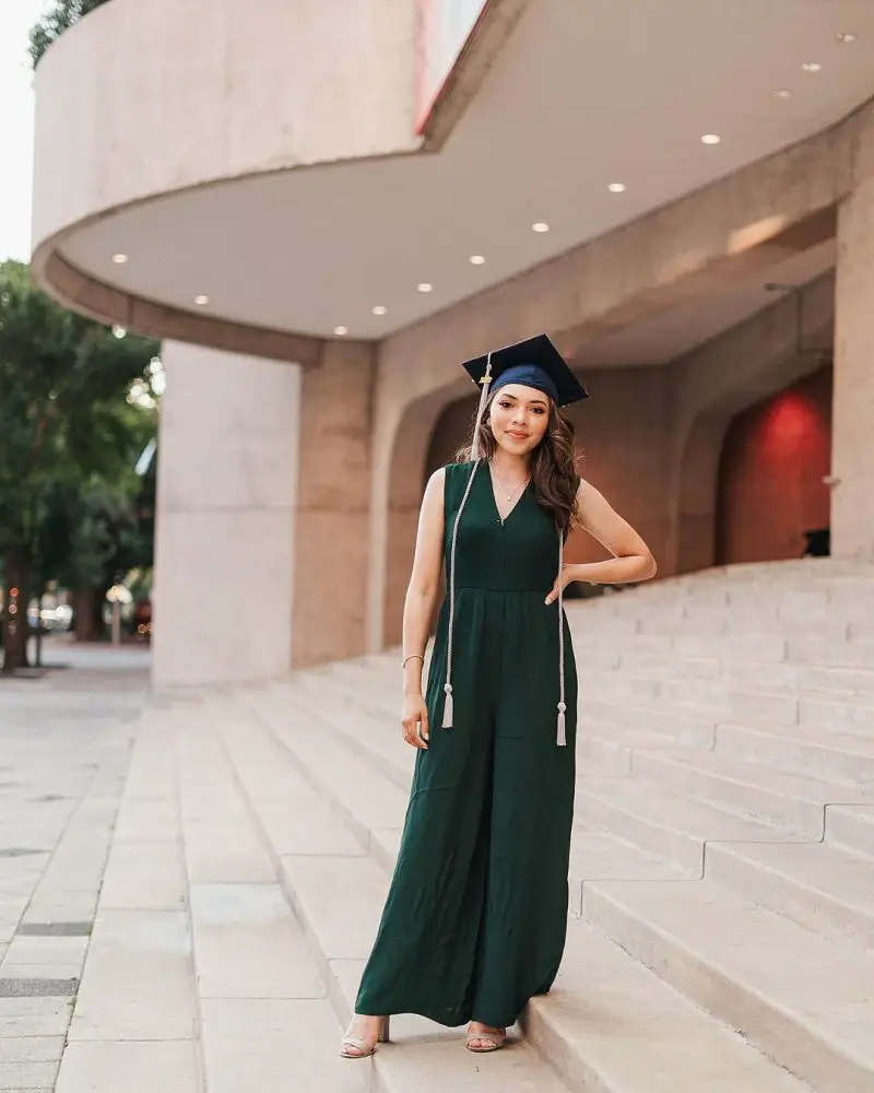 30 Cutest College Graduation Outfits To Try Out That Make You Look So ...